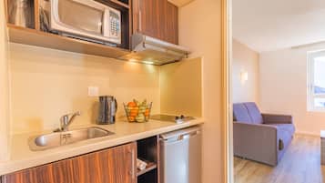 Apartamento, 1 quarto | Cozinha americana privada | Geladeira, micro-ondas, cooktop, cafeteira/chaleira