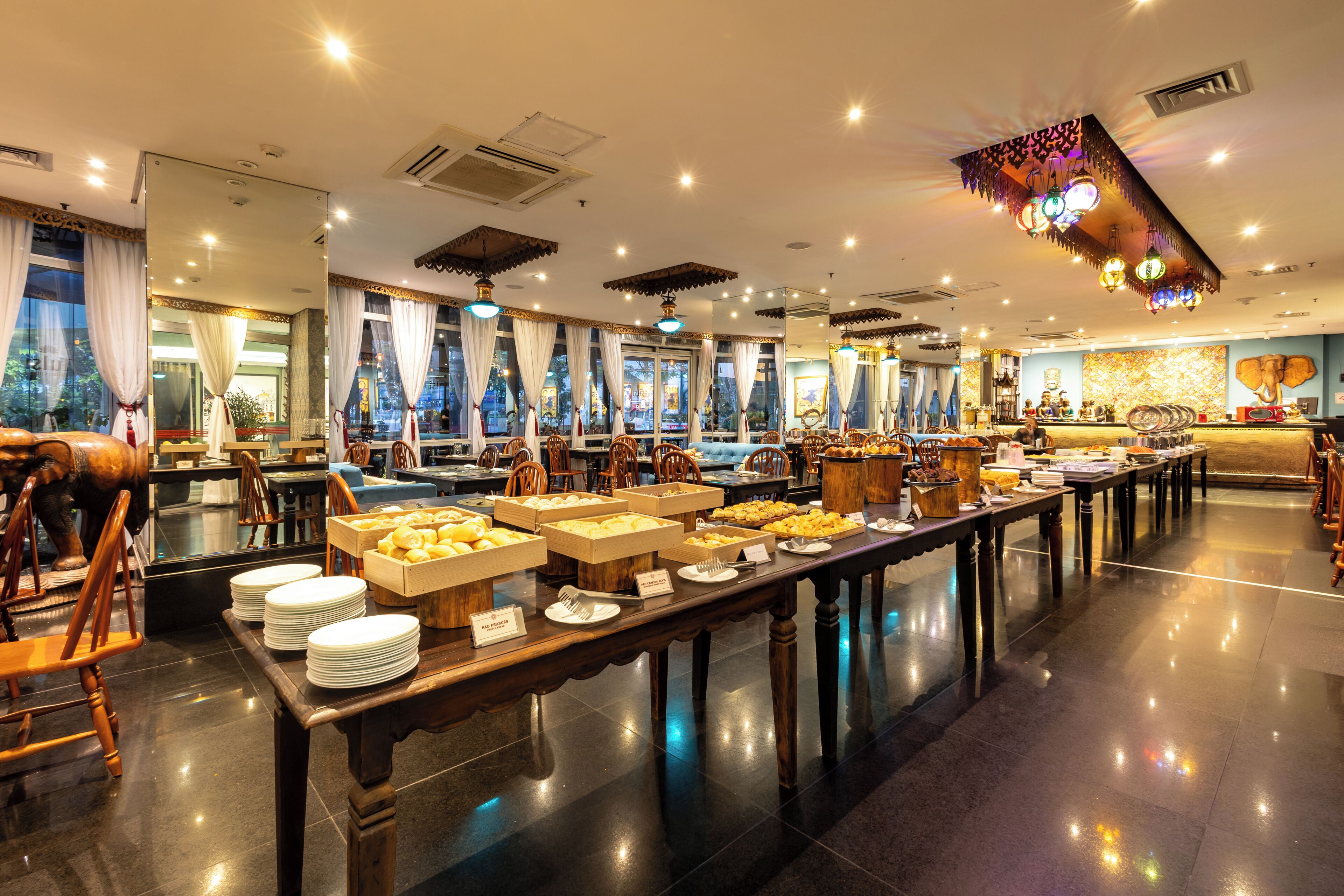 Cozinha internacional, com vista para o jardim 