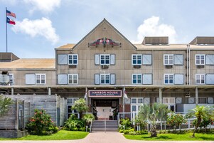 Um hotel com uma placa de destaque que diz "Harbor House Hotel and Marina".