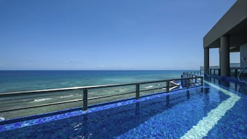 OCEANFRONT HONEYMOON SUITE | Sala de estar | Smart TV de 30 polegadas com canais por cabo