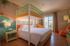Quarto Familiar (NEP, Kids Room) | Minibar, secretária, cortinas/cortinados opacos 