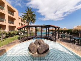 Piscina interior, 2 piscinas exteriores 