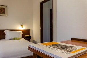 Escrivaninha, camas extras/dobráveis (sobretaxa), Wi-Fi de cortesia