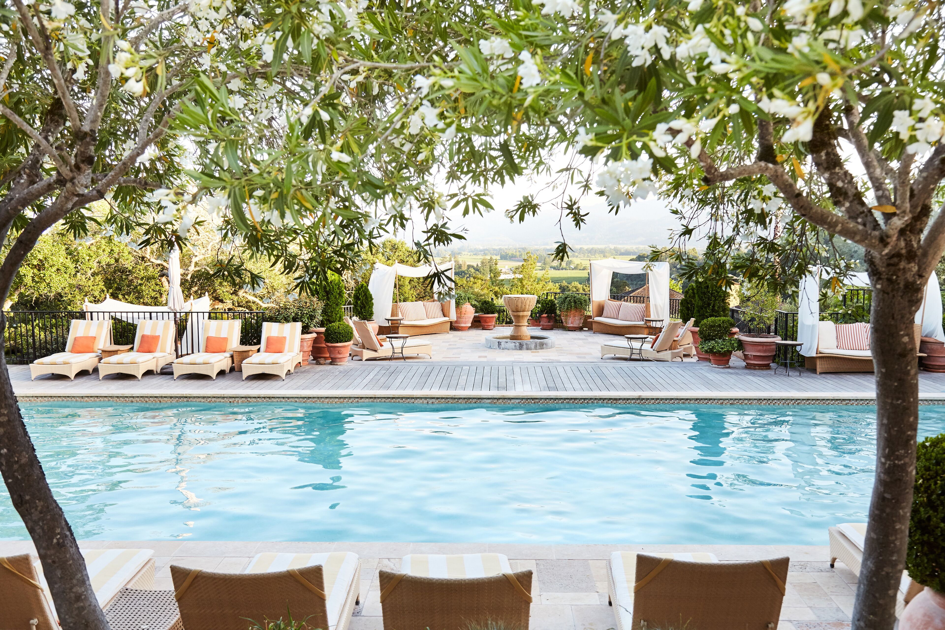 Piscina exterior, espreguiçadeiras 