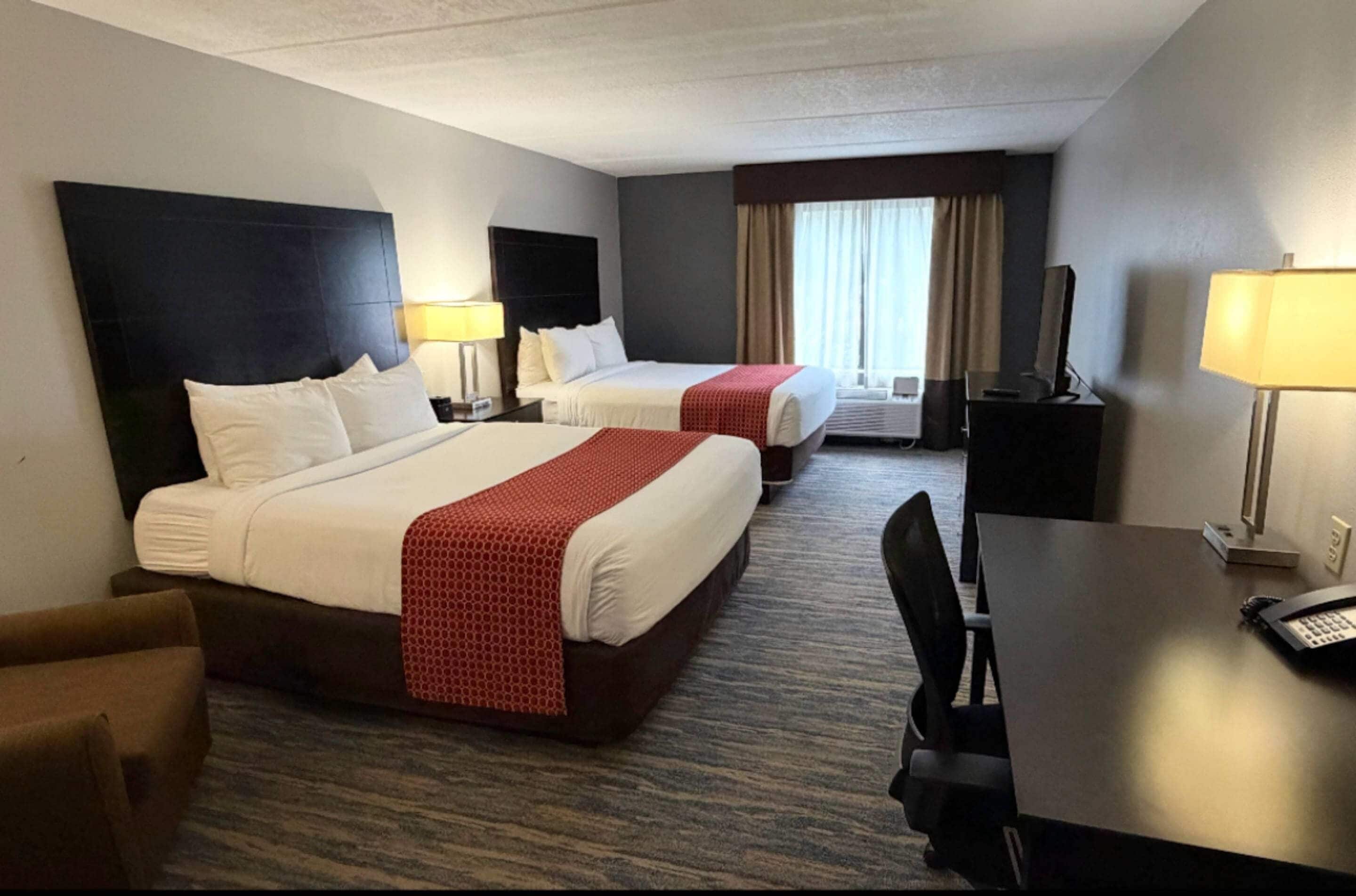 Quarto Standard, 2 camas queen-size, não fumadores | Camas de colchão pillowtop, secretária, Wi-fi grátis 