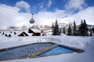 Piscina exterior, espreguiçadeiras 