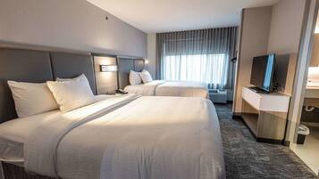 Suíte, várias camas, para não fumantes | Roupas de cama premium, camas Tempur-Pedic, escrivaninha