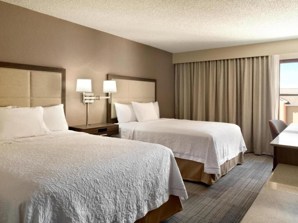 Roupas de cama premium, escrivaninha, espaço de trabalho para notebook