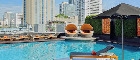 Piscina externa, funciona das 7h às 21h, guarda-sóis