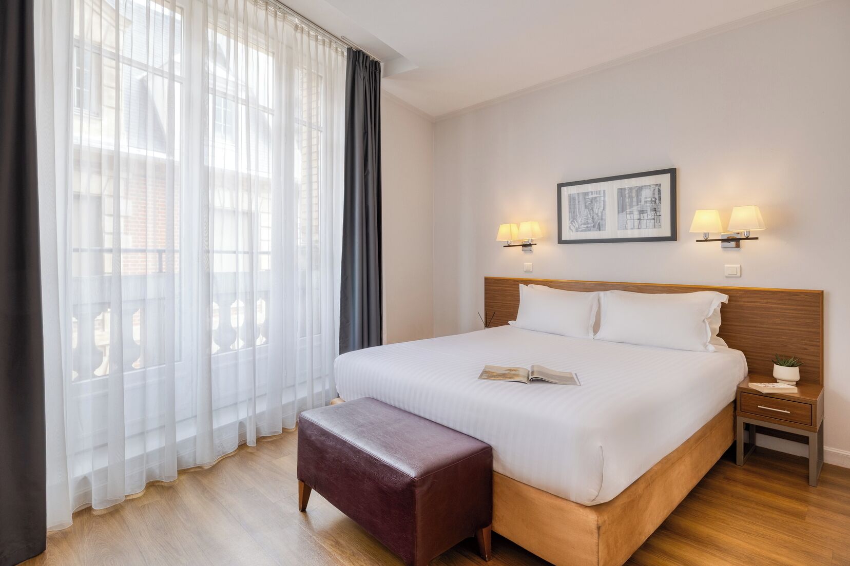 Apartamento, 1 quarto | Cofre no quarto, secretária, cortinas/cortinados opacos 