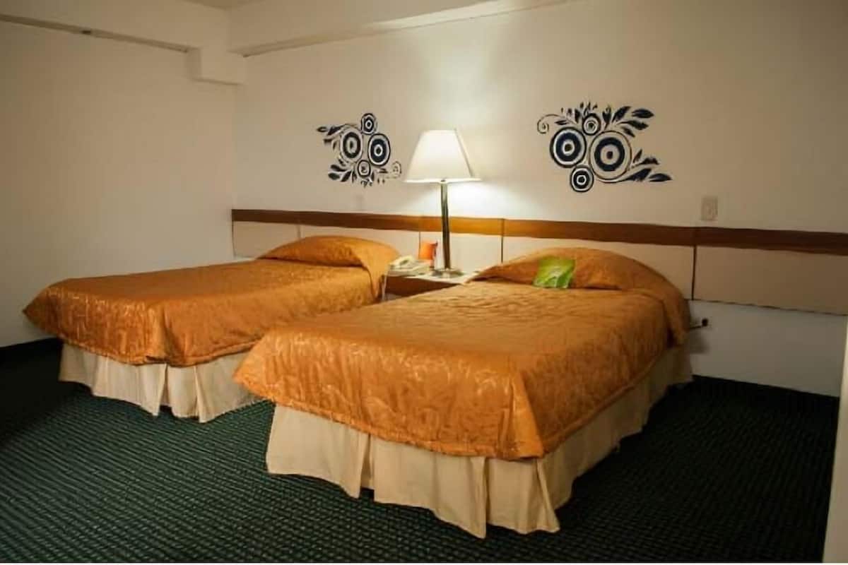 Quarto casal standard, vista para a cidade | 1 quarto, cofres nos quartos, escrivaninha