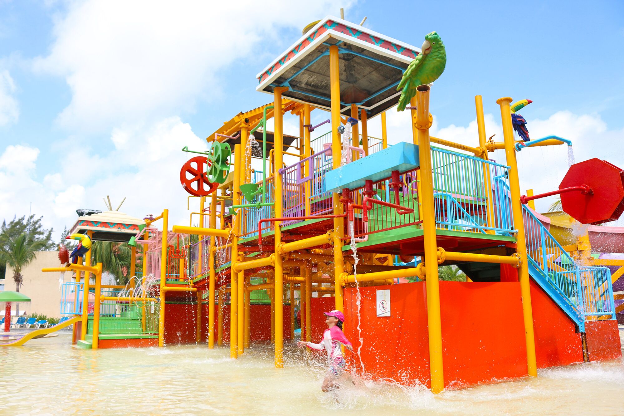 Estrutura de parque aquático com vários níveis e escorregadores.