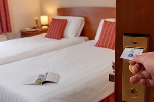 Escrivaninha, cortinas blackout, ferros/tábuas de passar roupa