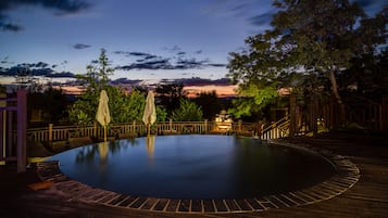 2 piscinas exteriores, guarda-sóis, espreguiçadeiras