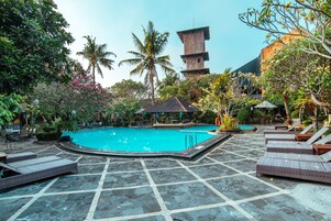 Piscina exterior, espreguiçadeiras