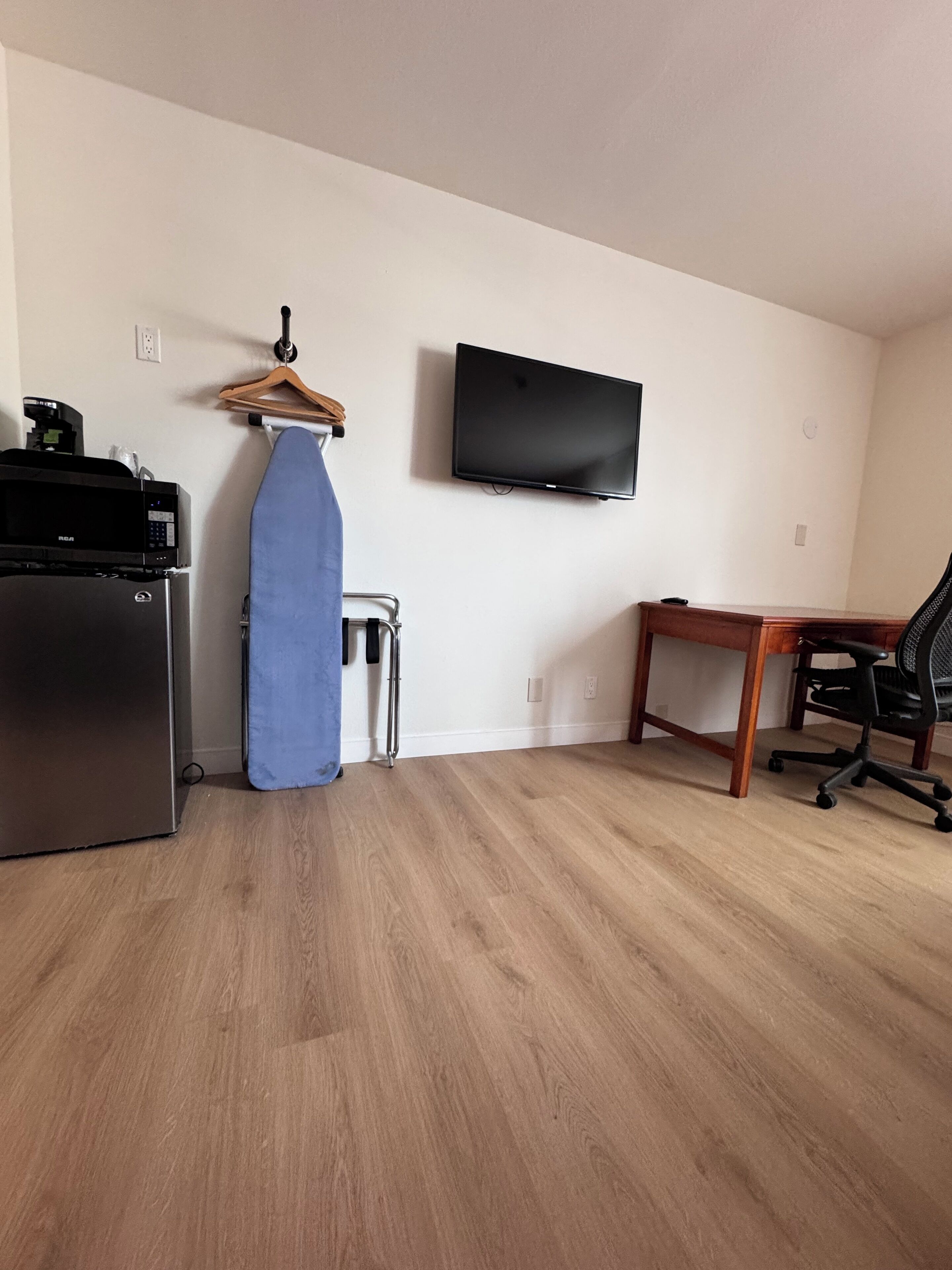 Quarto, 1 cama King | Escrivaninha, cortinas blackout, ferros/tábuas de passar roupa