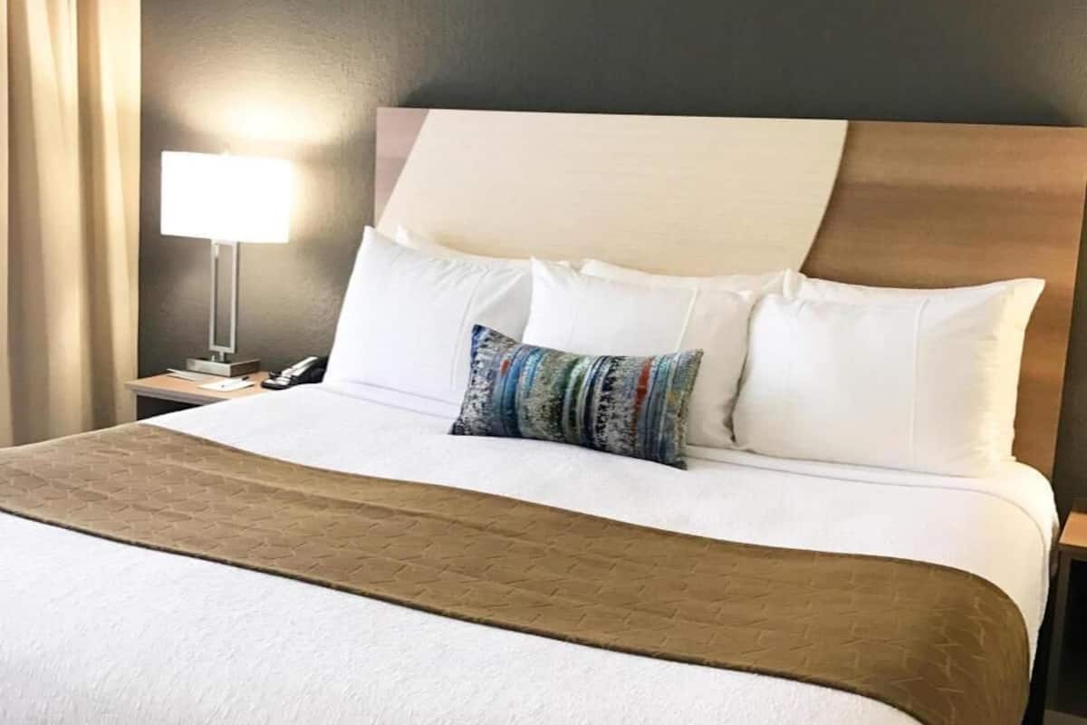 Cofre no quarto, secretária
