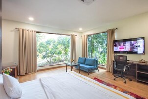 Minibar, cofre no quarto, secretária 