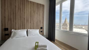 Cofres nos quartos, escrivaninha, espaço de trabalho para notebook