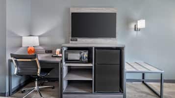 Quarto, 2 camas queen-size, acessível, não fumadores | 1 quarto, cofre no quarto, secretária, ferro/tábua de engomar