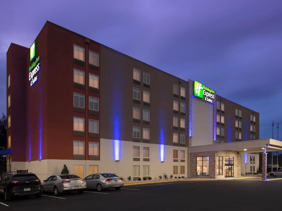 Um hotel Holiday Inn Express com vários andares e estacionamento.