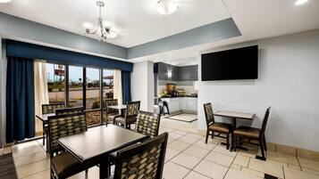 Café da manhã com buffet grátis todos os dias