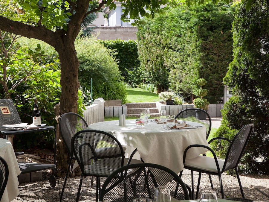 Almoços e jantares servidos, com vista para o jardim