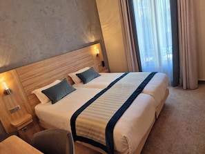 Quarto duplo standard | Roupas de cama premium, cofres nos quartos, escrivaninha