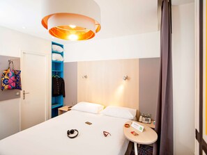 Escrivaninha, quartos à prova de som, Wi-Fi de cortesia, roupa de cama