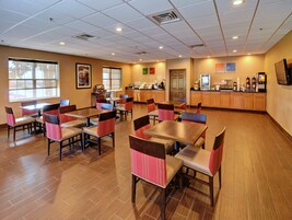 Café da manhã com buffet grátis todos os dias