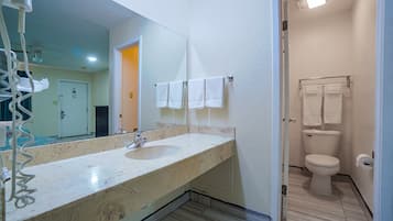 Quarto Duplo Económico, 2 camas de casal, fumadores, frigorífico e micro-ondas | Casa de banho | Artigos de higiene pessoal grátis, um secador de cabelo