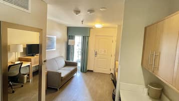 1 quarto, cofres nos quartos, escrivaninha
