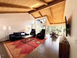 The Village House - Not Pet Friendly | Área de estar | Smart TV 43 polegadas com canais a cabo, TV