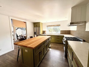 The Village House - Not Pet Friendly | Cozinha privada | Cafeteira/chaleira
