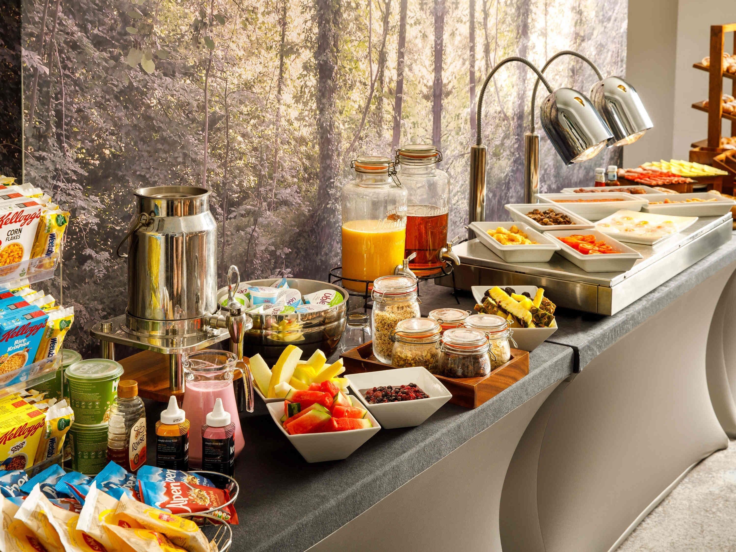 Pequeno-almoço tipo buffet diário (17.95 GBP por pessoa) 