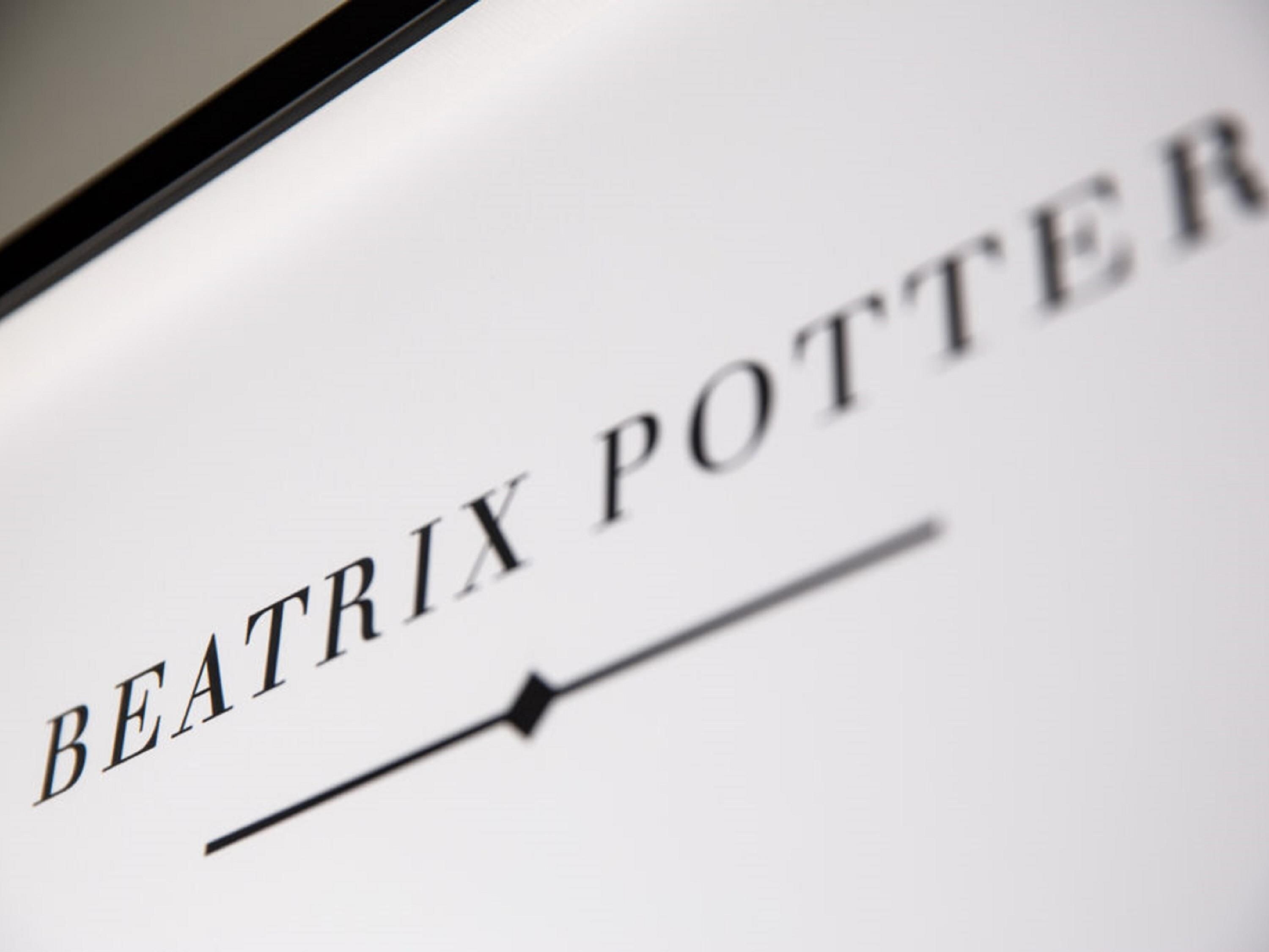 Close-up do texto "BEATRIX POTTER" sobre um fundo branco.