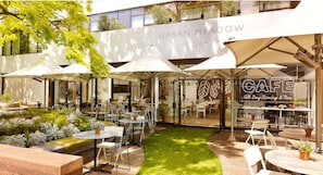 Pequenos-almoços, almoços, jantares servidos, cozinha britânica