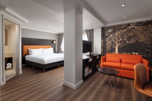 Suite Júnior, 1 cama king-size | Sala de estar | Televisor LED de 55 polegadas com canais digitais