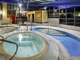 Piscina interior, espreguiçadeiras 