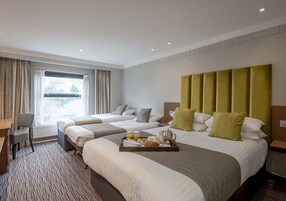 Quarto família | Escrivaninha, ferros/tábuas de passar roupa, Wi-Fi de cortesia