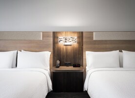 Secretária, cortinas/cortinados opacos, ferro/tábua de engomar 