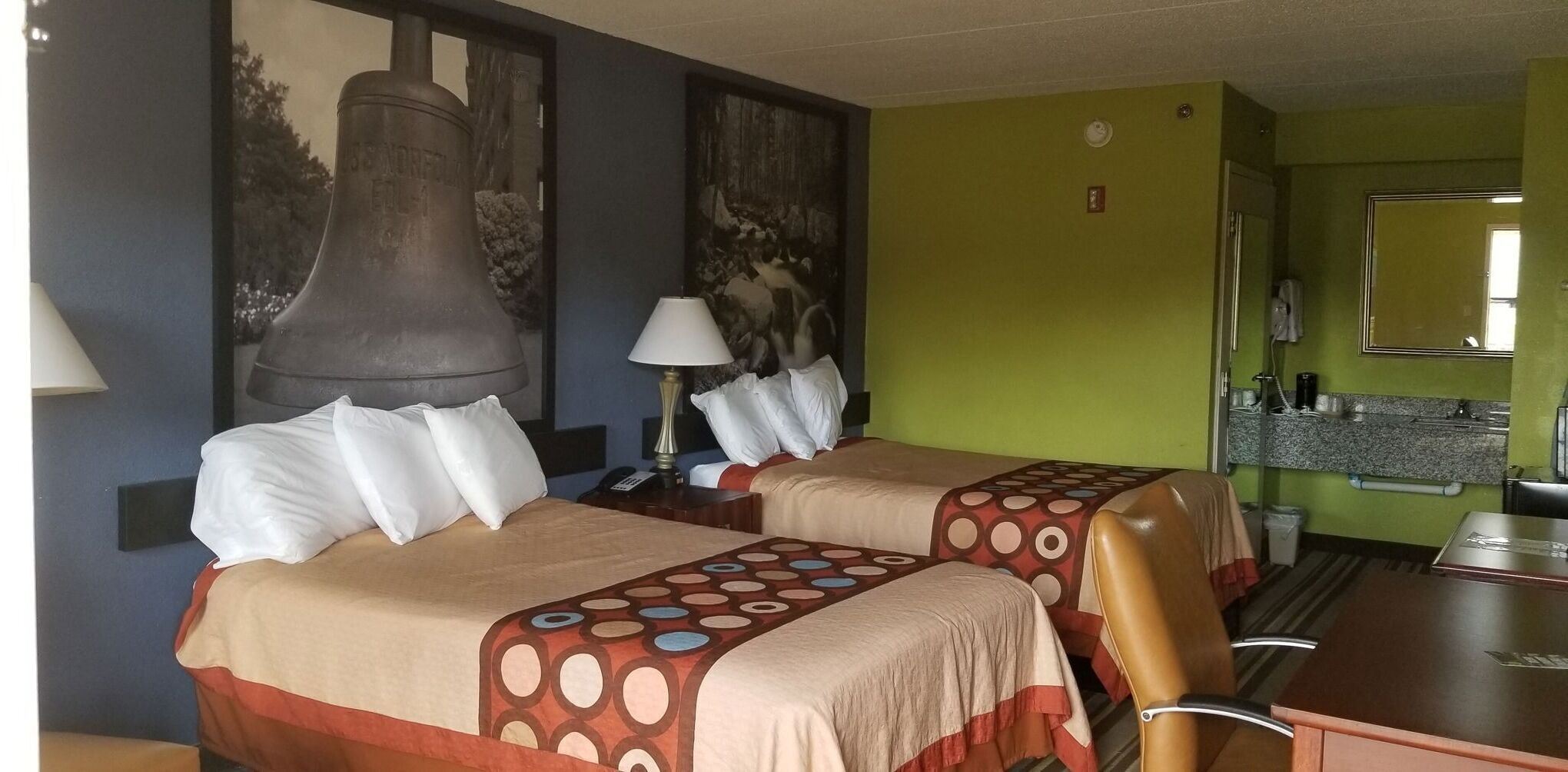 Secretária, cortinas/cortinados opacos, ferro/tábua de engomar 