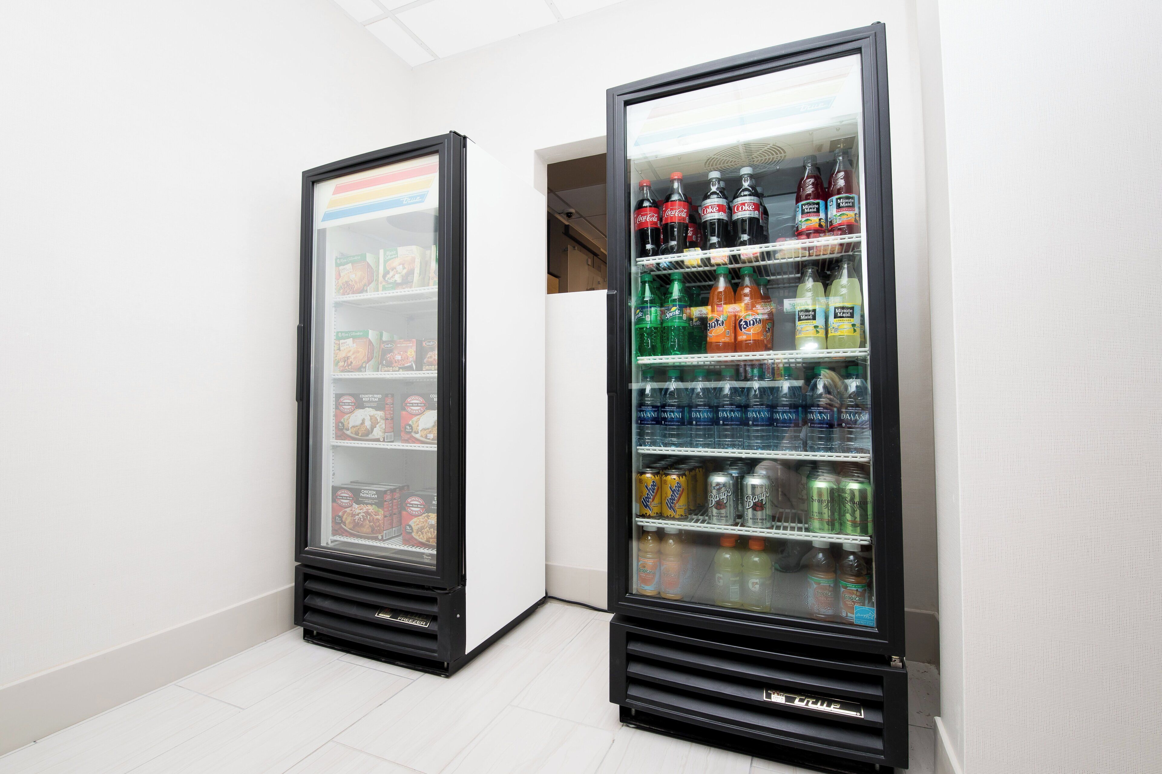 Duas máquinas de venda automática com diversas opções de bebidas.