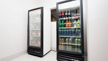 Duas máquinas de venda automática com diversas opções de bebidas.