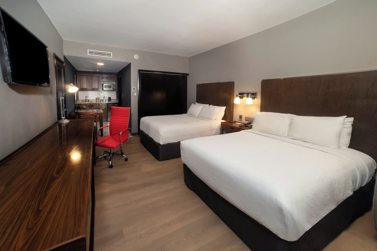 Quarto luxo, 2 camas de casal, para não fumantes | 1 quarto, roupas de cama premium, cofres nos quartos, escrivaninha