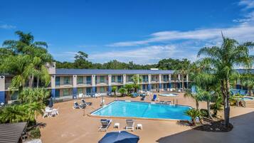 2 piscinas exteriores, da(s) 7:00 à(s) 21:00, espreguiçadeiras