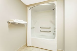 Quarto, 2 camas Queen, acessível, para não fumantes (Mobility Accessible) | Banheiro | Chuveiro/banheira combinados, produtos de toalete grátis