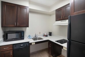 Suite, 1 cama king-size e sofá-cama, acessível, banheira (Kitchen, Non Smoking) | Cozinha privada | Uma cafeteira/bule, utensílios de cozinha 