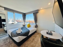 Quarto | Minibar, cofre no quarto, secretária, cortinas/cortinados opacos 