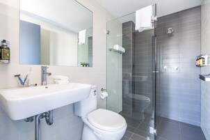 Quarto | Banheiro | Chuveiro, produtos de toalete de grife, secador de cabelo 